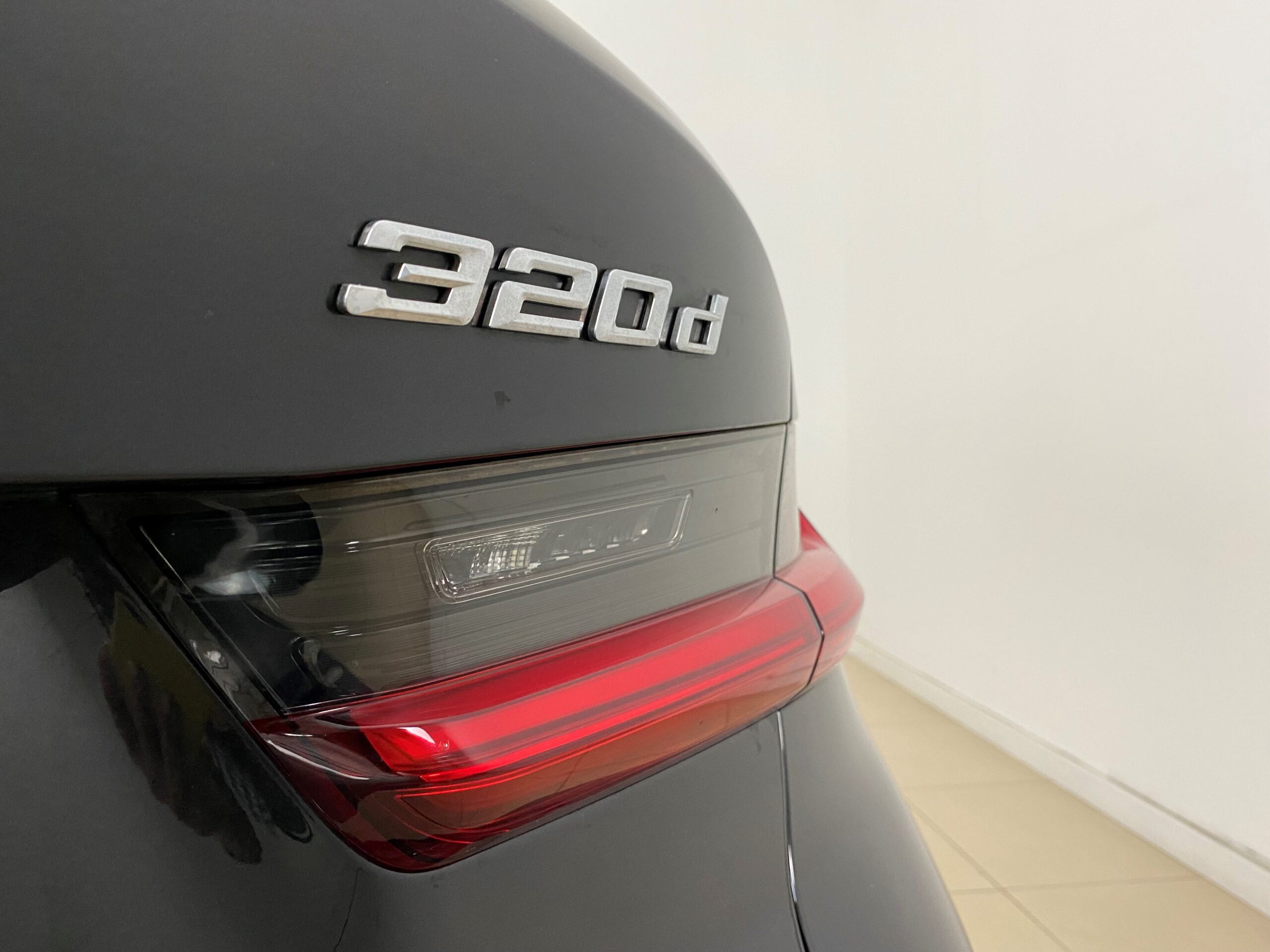 BMW 320d Advantage - Banix Automóveis